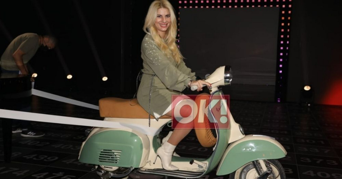 Αννα Μαρία Ψυχαράκη: Με βέσπα στο πλατό του J2US - OK! Magazine