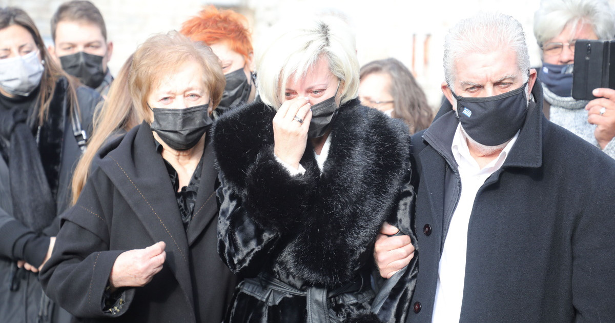 Συντετριμμένη η σύζυγος του Γιώργου Τράγκα στην κηδεία του