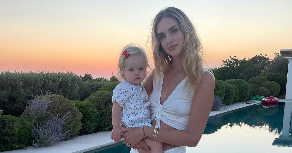 Κιάρα Φεράνι: Το σύνολο που επέλεξε για τις βόλτες στην Ίμπιζα