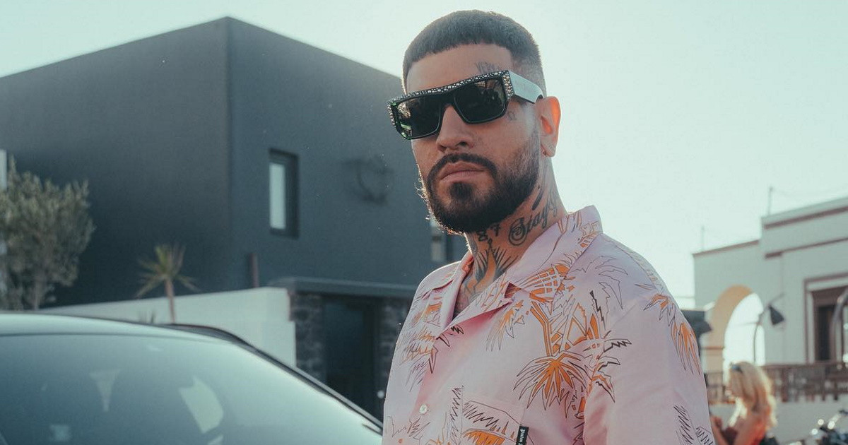 Snik: Το βίντεο που καπνίζει μέσα στο Λούβρο φορώντας full face μάσκα