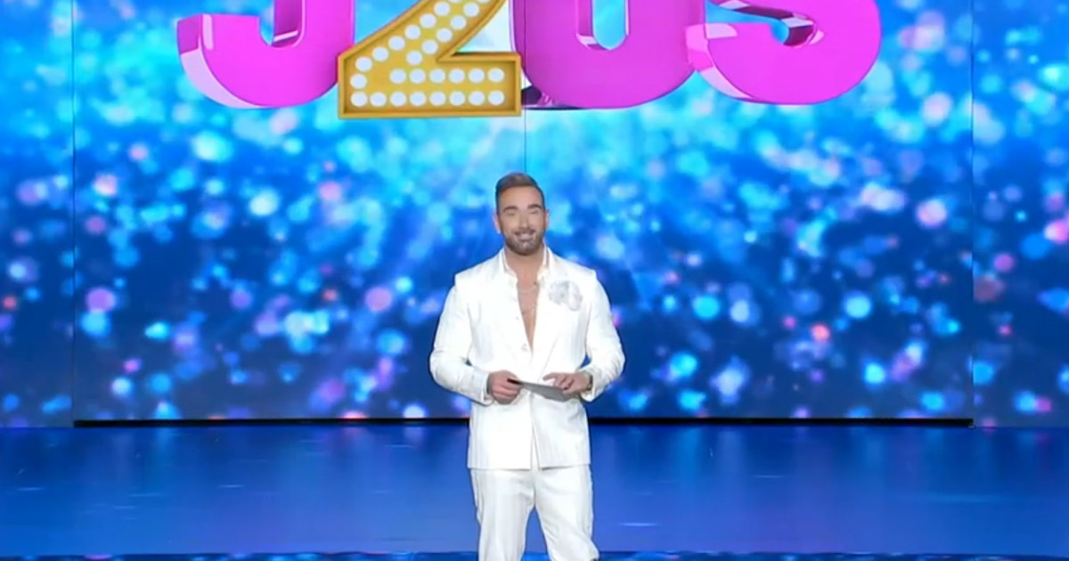 Νίκος Κοκλώνης: Ντυμένος στα λευκά στο 2o live του J2US