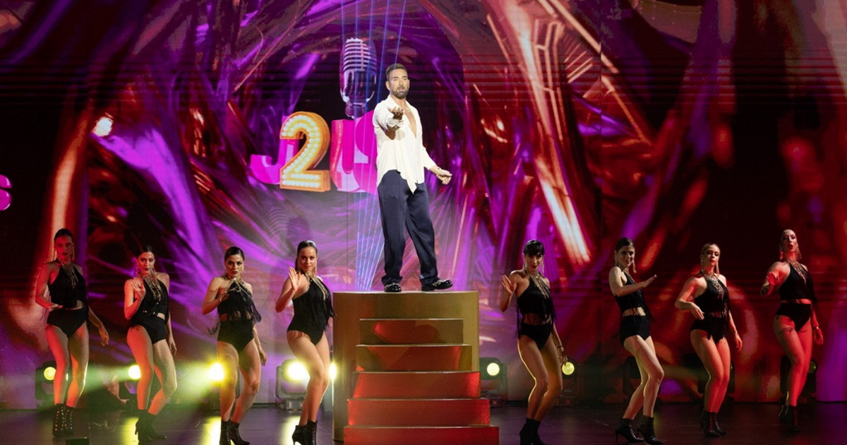 J2US: O Νίκος Κοκλώνης με look Saint Laurent - Aπό το ατμοσφαιρικό Μαρόκο στο πλατό του σόου