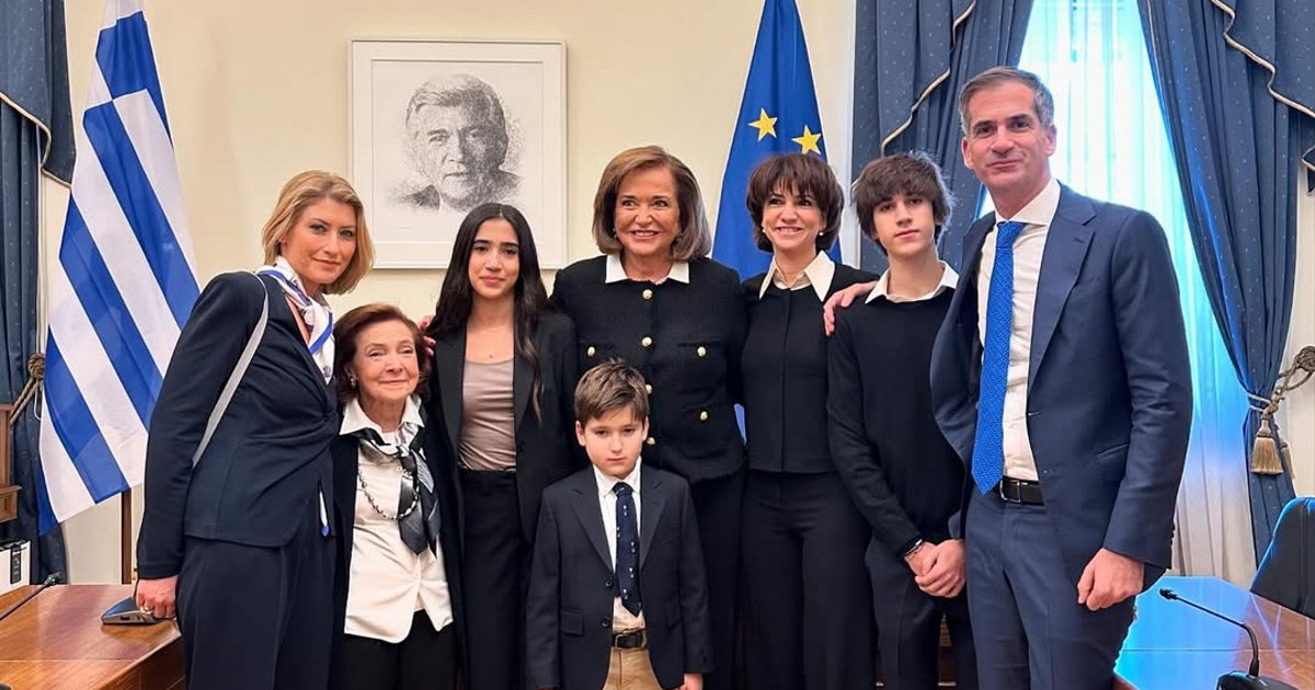 Κώστας Μπακογιάννης: Σύσσωμη η οικογένειά του φωτογραφίζεται στην ...