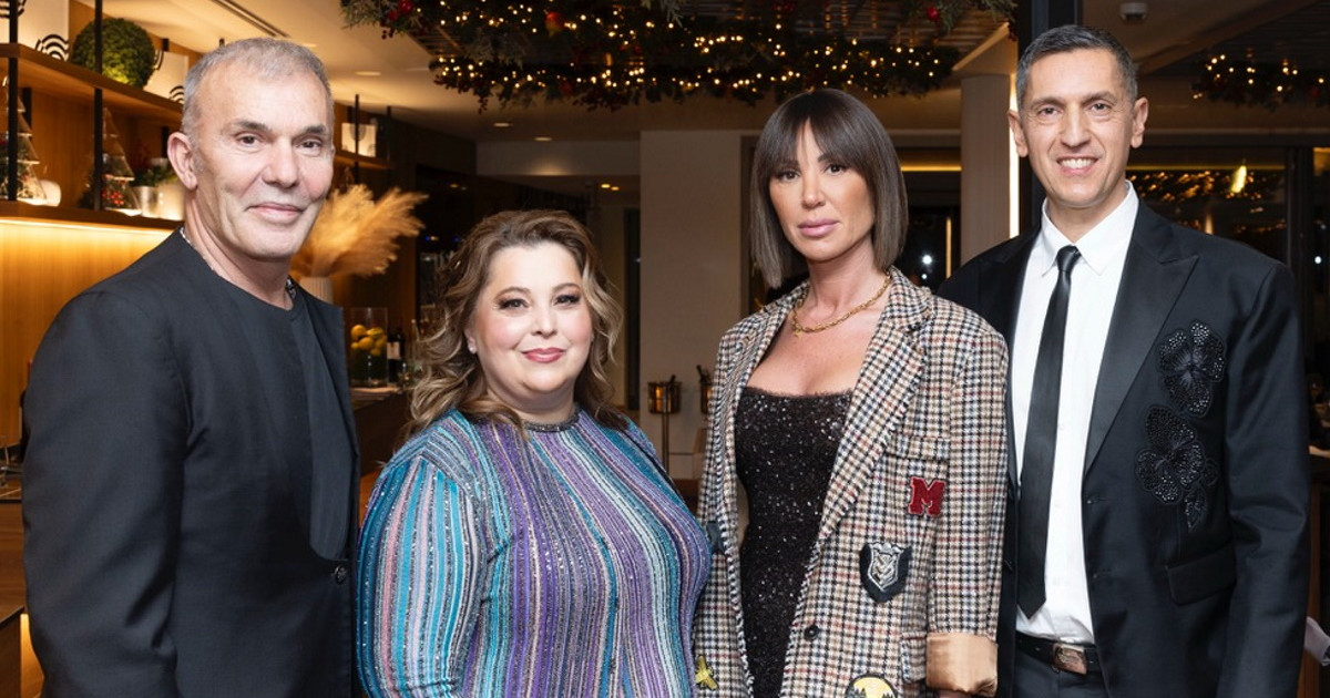 Λελέ Γκόφα: Με καρό σακάκι με patches και κόκκινη Chanel τσάντα σε ...