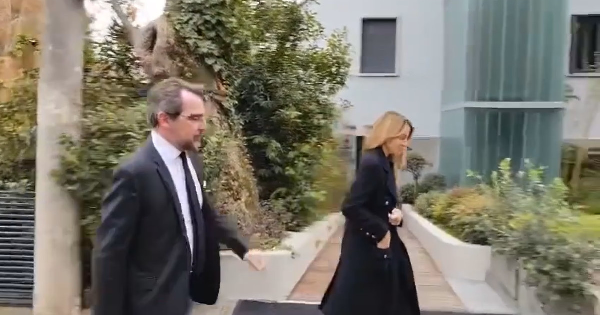 Χρυσή Βαρδινογιάννη: Η διακριτική παρουσία στο πλευρό του Νικόλαου Ντε ...