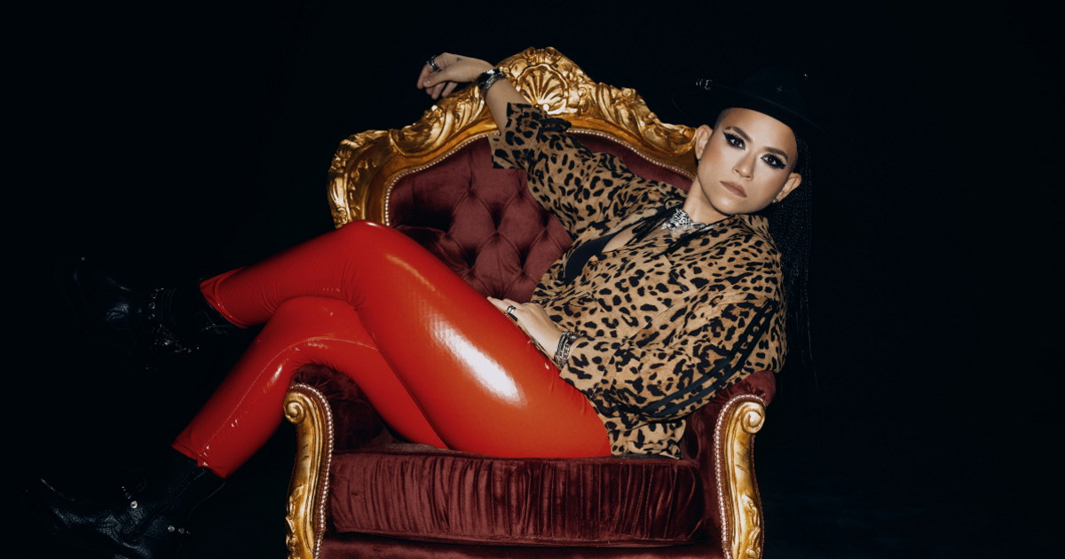 H Billie Isak στο okmag: «Αν προδοθώ, κυλιέμαι στα πατώματα και μετά τα χώνω με ένα τραγούδι»!