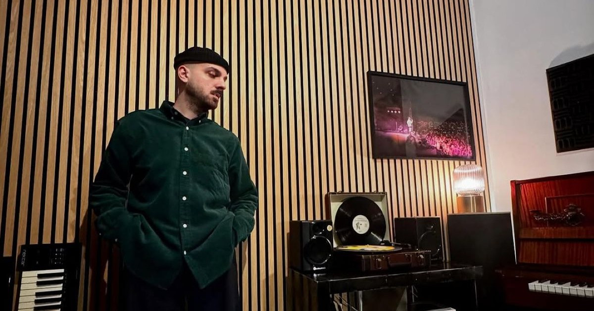 O Apon επανέρχεται με το νέο του viral single «Καθρέφτης»!