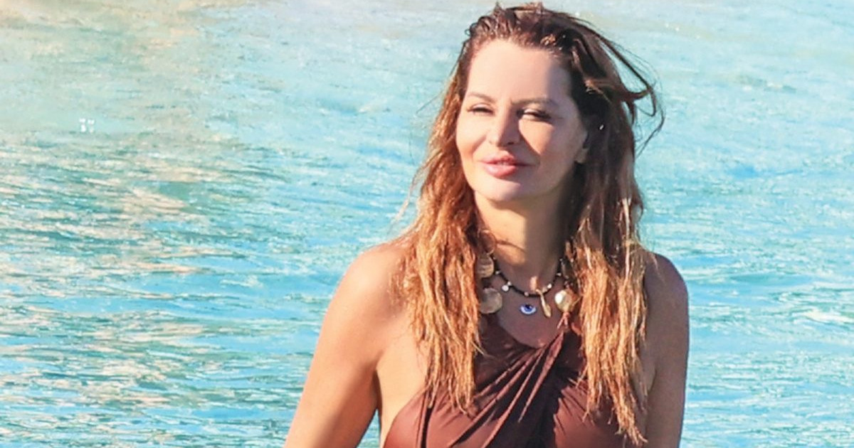 Μαρία Καλάβρια: Στα 54 της κόβει την ανάσα στην παραλία
