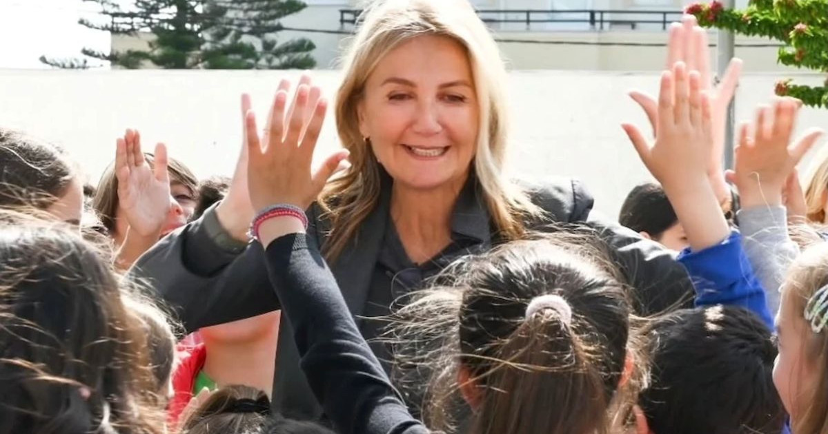Το λευκό κοστούμι: Από τη Μαρέβα Μητσοτάκη μέχρι τις γυναίκες-σύμβολα ...