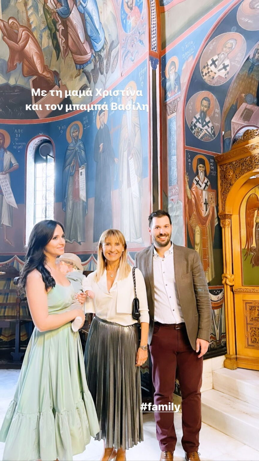 Μάρα Ζαχαρέα: Με chic σύνολο σε βάφτιση
