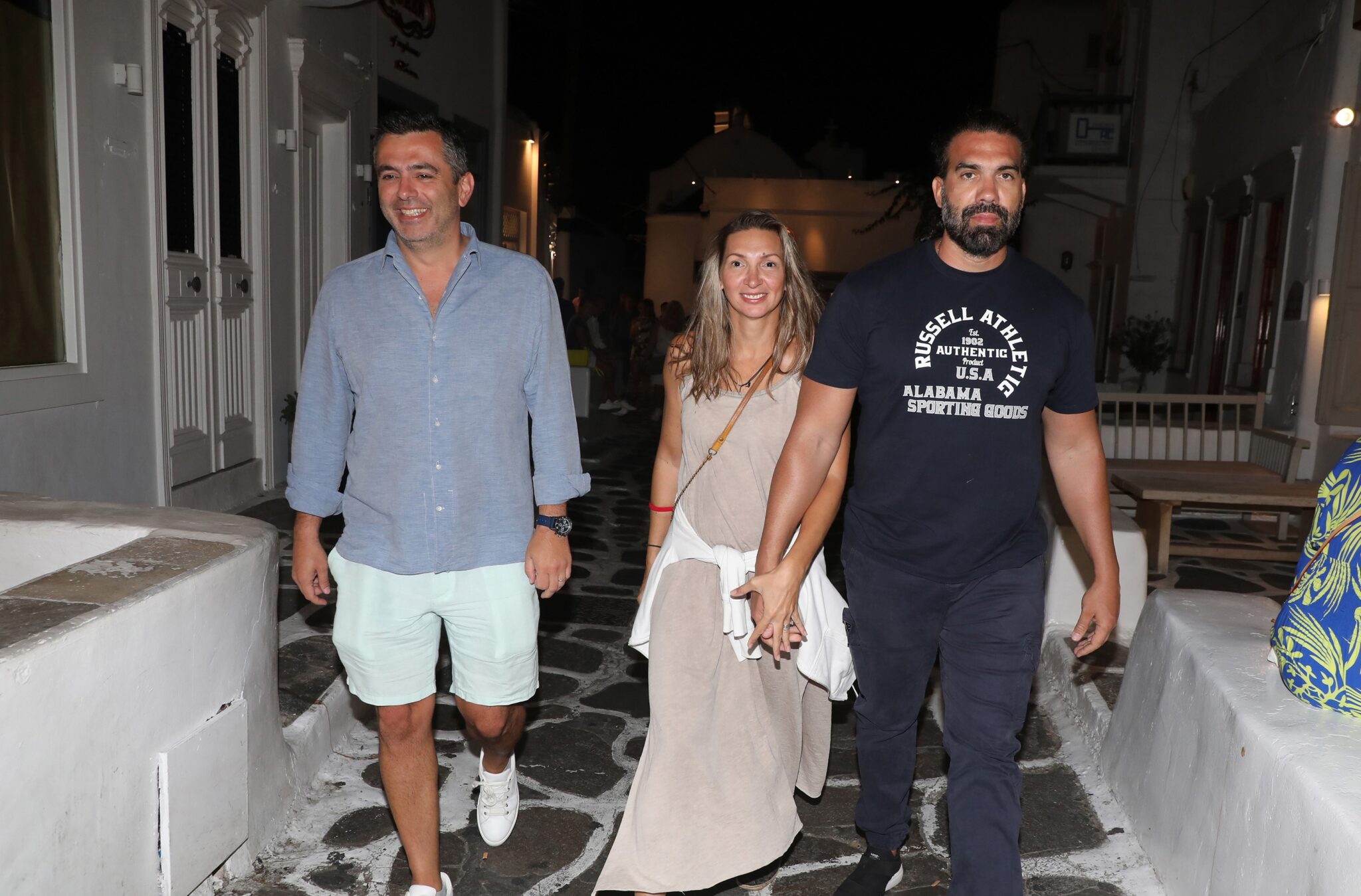 Φανή Χαλκιά: Στα σοκάκια της Μυκόνου με τον Λούη Καραμάνο