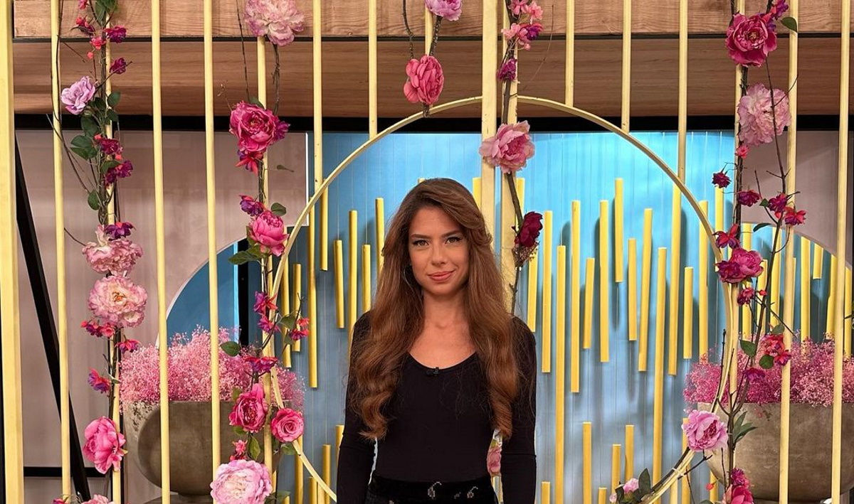 Ηλιάνα Μαυρομάτη: Με εμπριμέ neo romantic φούστα