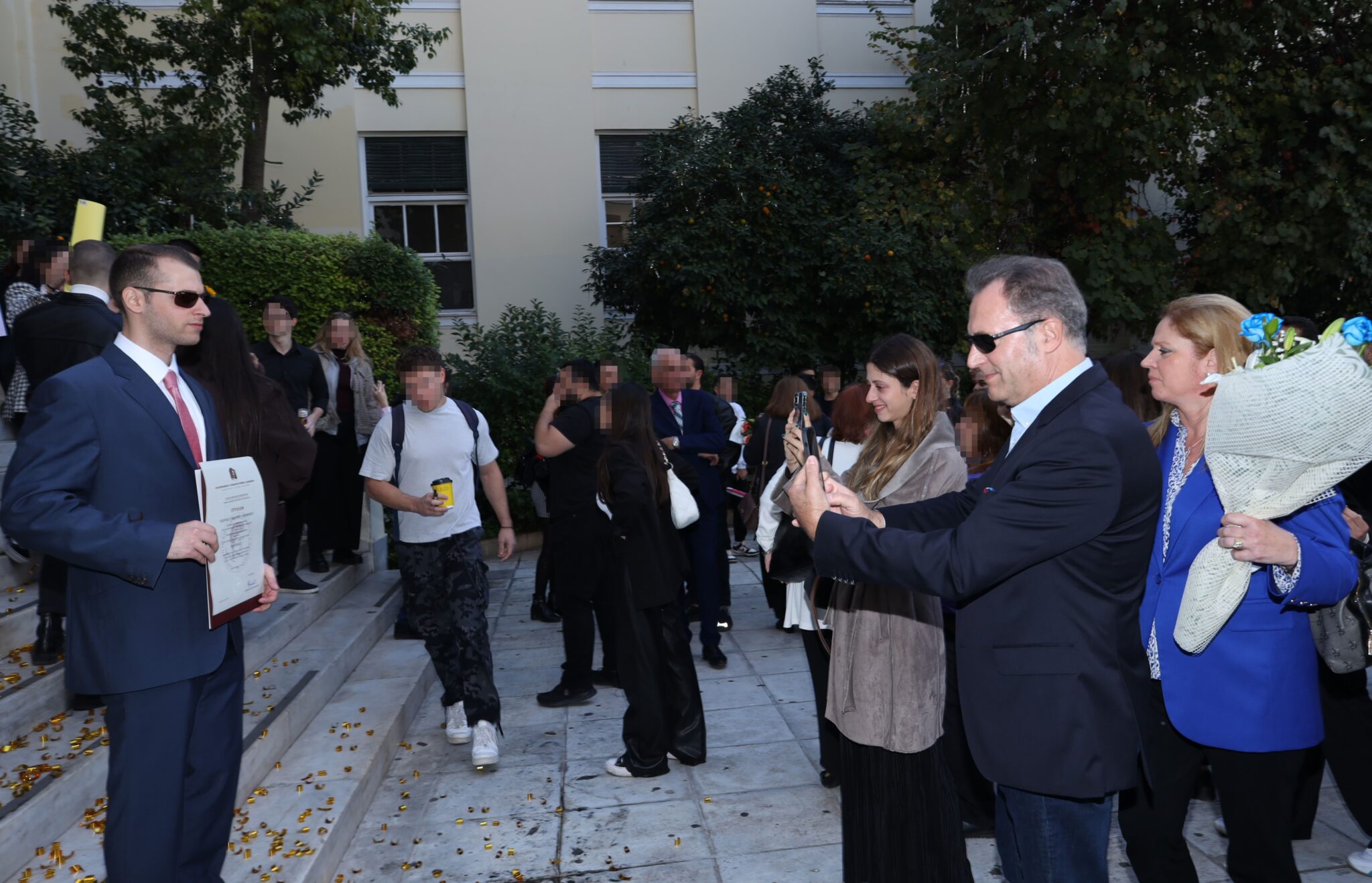 Δημήτρης Οικονόμου: Οι οικογενειακές φωτογραφίες από την αποφοίτηση του ...