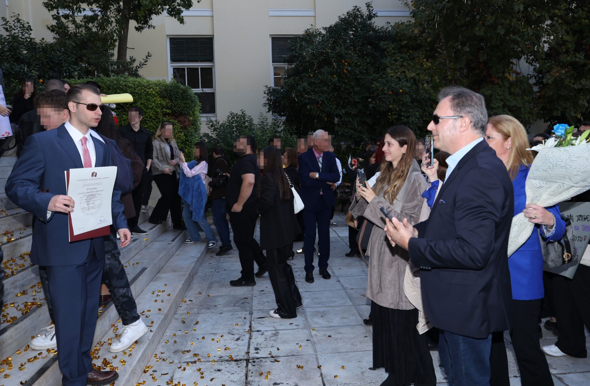 Δημήτρης Οικονόμου: Οι οικογενειακές φωτογραφίες από την αποφοίτηση του ...