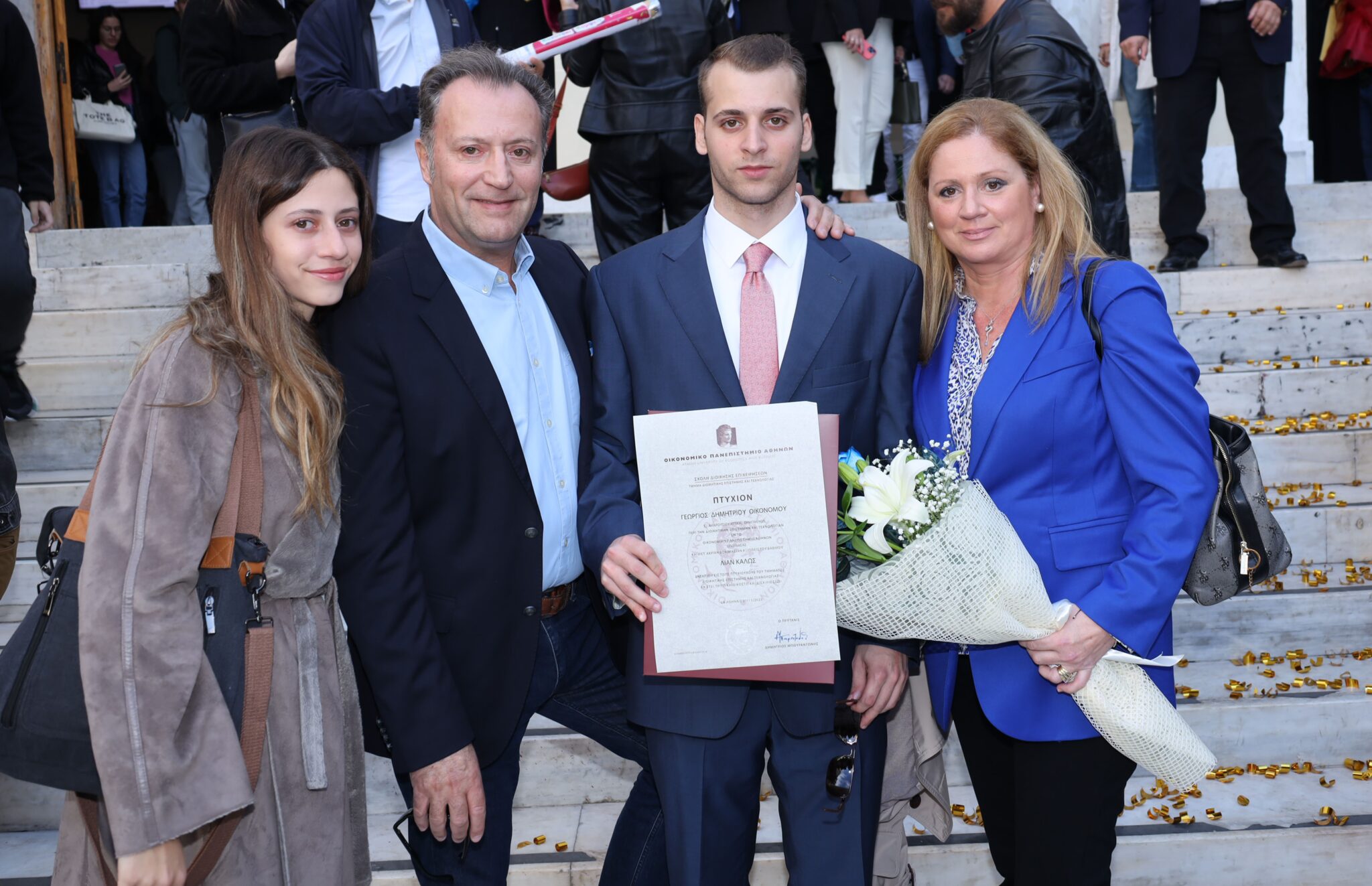 Δημήτρης Οικονόμου: Οι οικογενειακές φωτογραφίες από την αποφοίτηση του ...