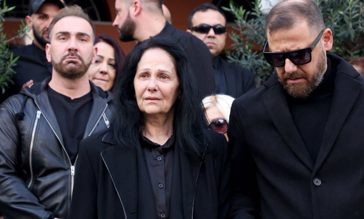 Νίκος Κοκλώνης: Συγκινημένος στην κηδεία του παιδικού του φίλου Νίκου ...