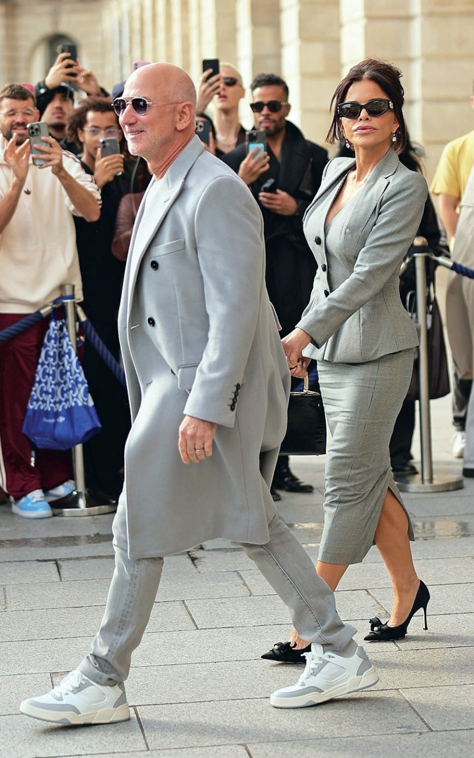 Ο Τζεφ Μπέζος και η Λόρεν Σάντσεζ με το απόλυτο matchy look στο Παρίσι