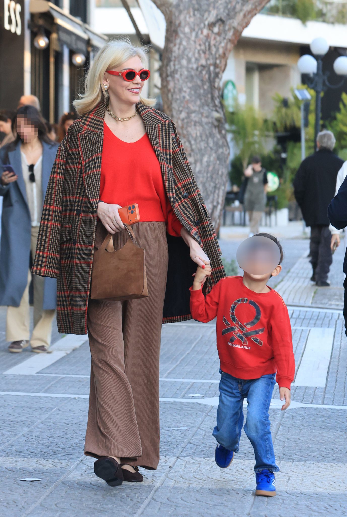 Σάσα Σταμάτη: Urban chic βόλτα στη Γλυφάδα με τον ανιψιό της